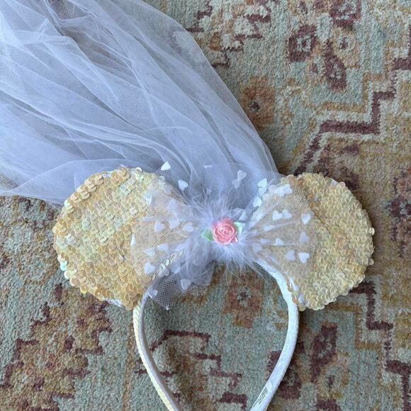 Disney | Accessories | Disney Bride With Veil Minnie Mouse Sequin Ears ...
